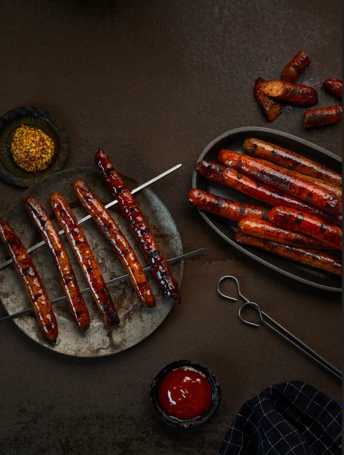 Herkku Grills by Tomi Björck chili-jam-artesaaniraakamakkara kruunattu ...